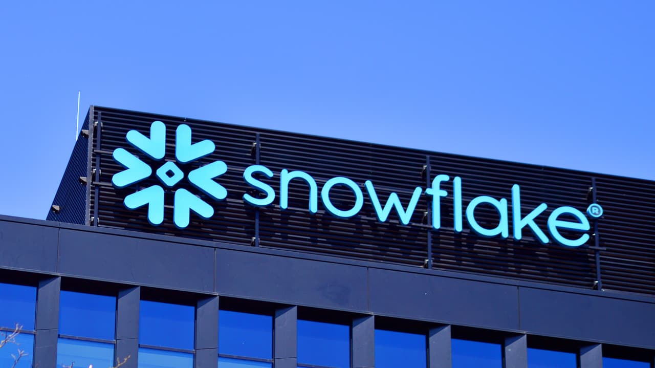 Snowflake Posts a Big Earnings Beat. The Stock Jumps.