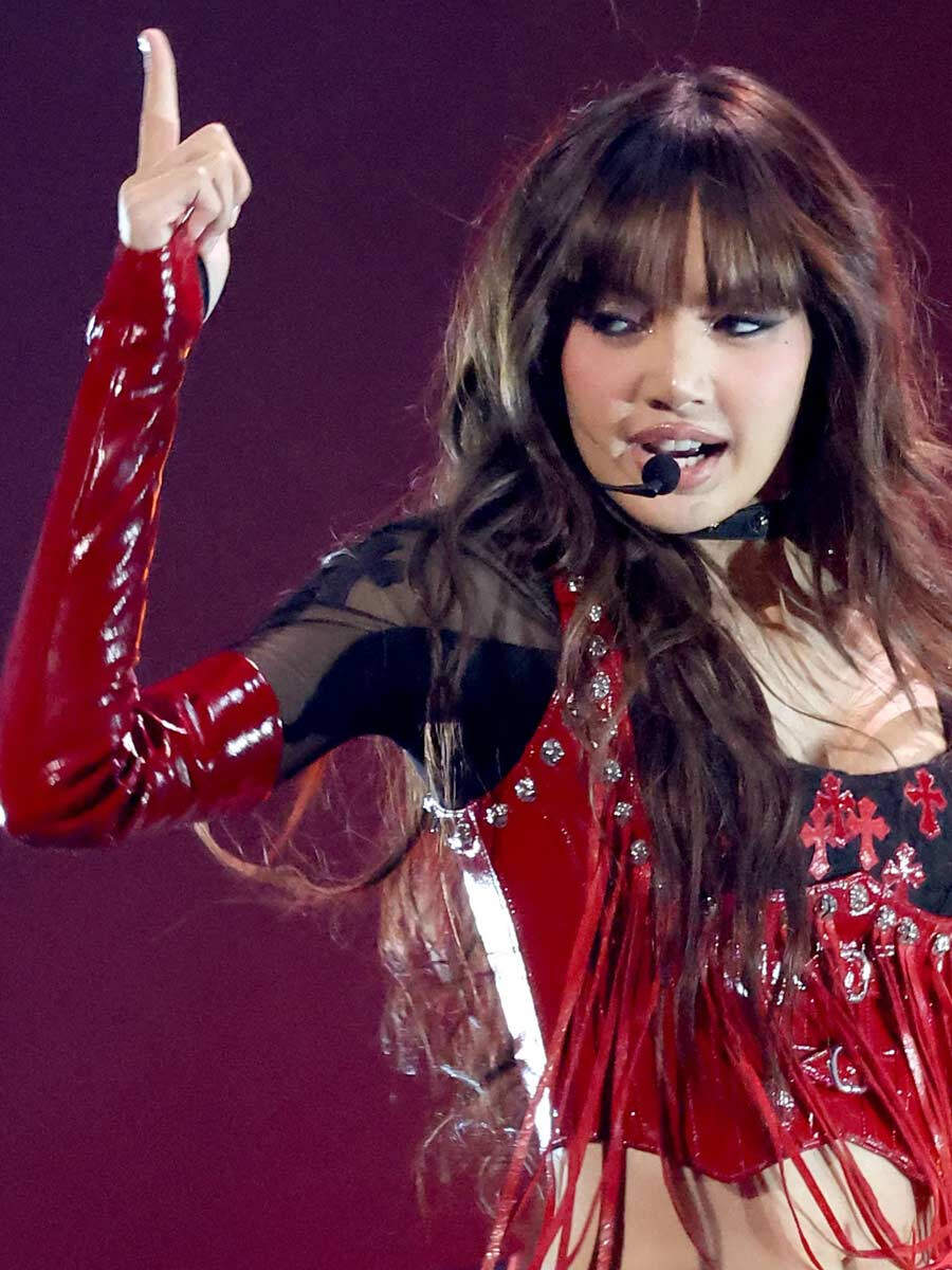 Why aren't fans happy with BLACKPINK LISA's new lightstick?
