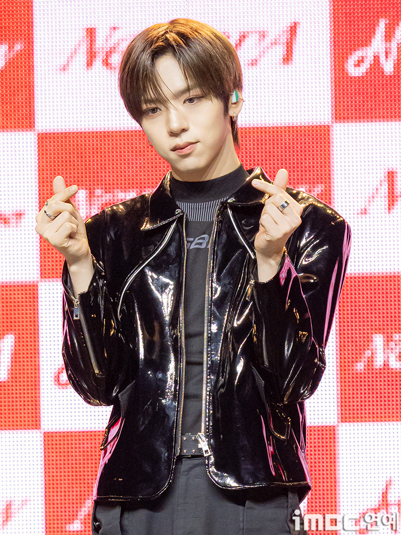 [포토] 누에라 현준, '하트는 크게'