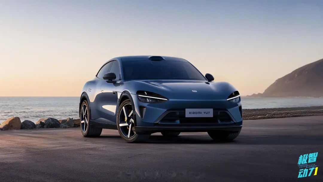 小米YU7内饰曝光！环视投影屏+PHUD，黑科技也太多了