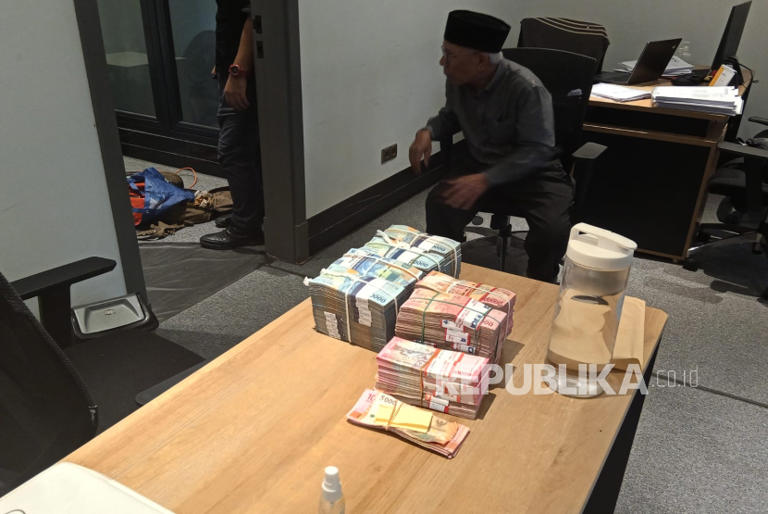 Penyidik Temukan Uang dan Dokumen Minyak Mentah dari Penggeledahan di Rumah Riza Chalid