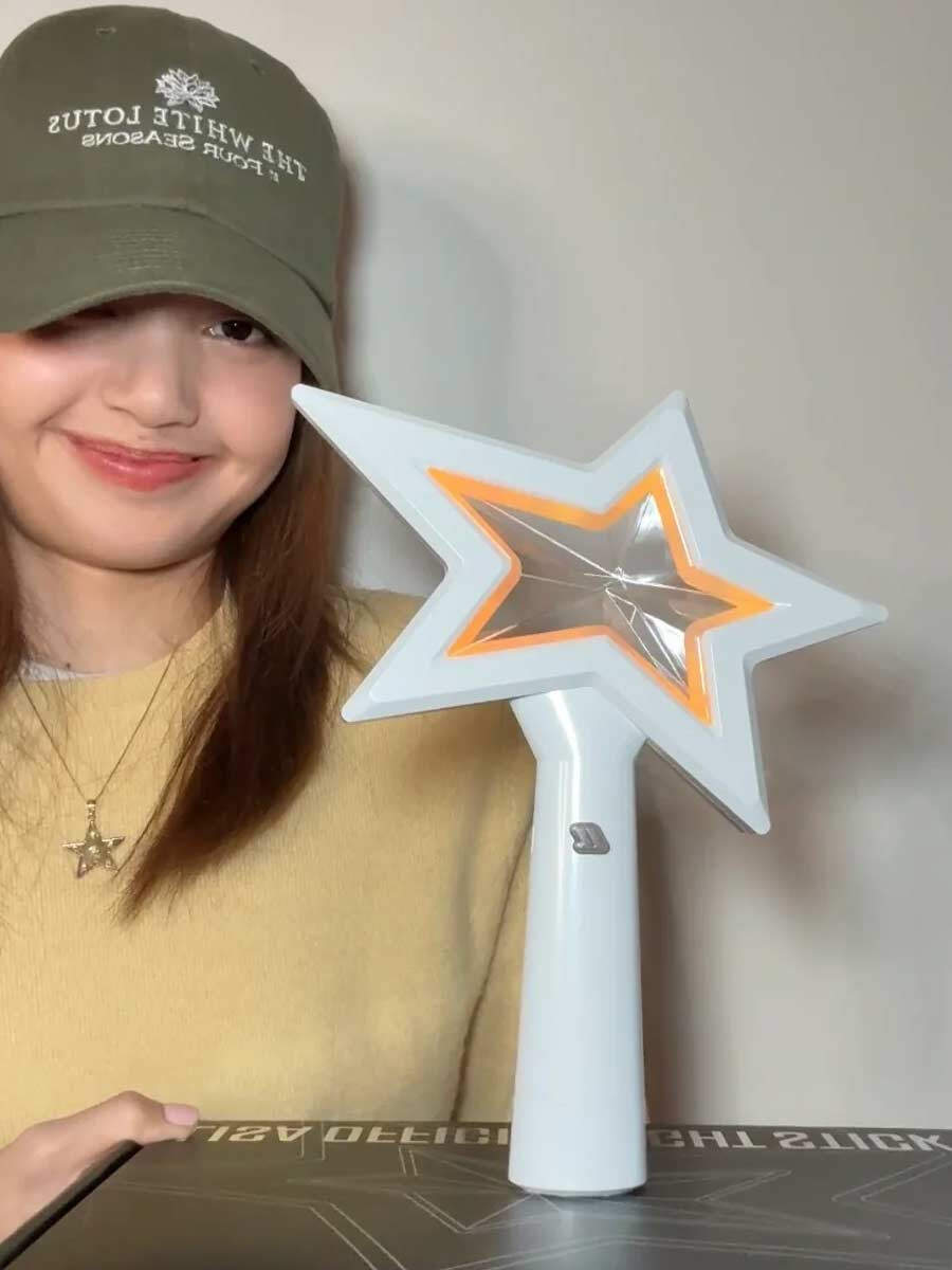Why aren't fans happy with BLACKPINK LISA's new lightstick?