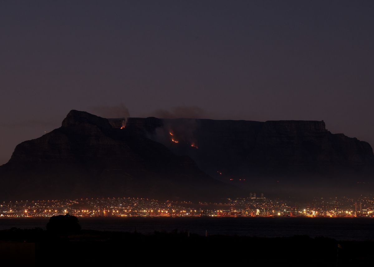 PHOTOS: Newlands Ravine fire spreads towards Cape Town CBD