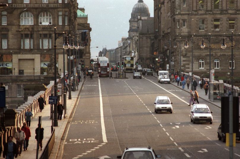 1990s photo of Edinburgh's North Bridge has locals all saying the same ...