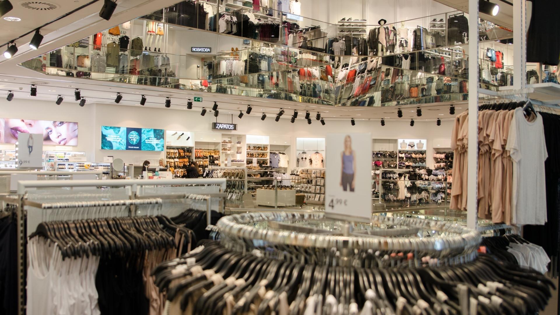 La marca de ropa que llegó a España para tumbar a Zara y está cerrando ...