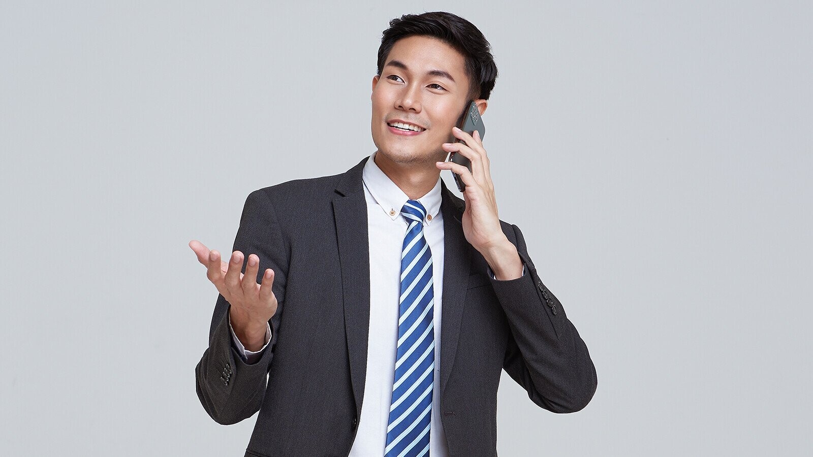 Here’s Why You Pace Around While Talking on the Phone