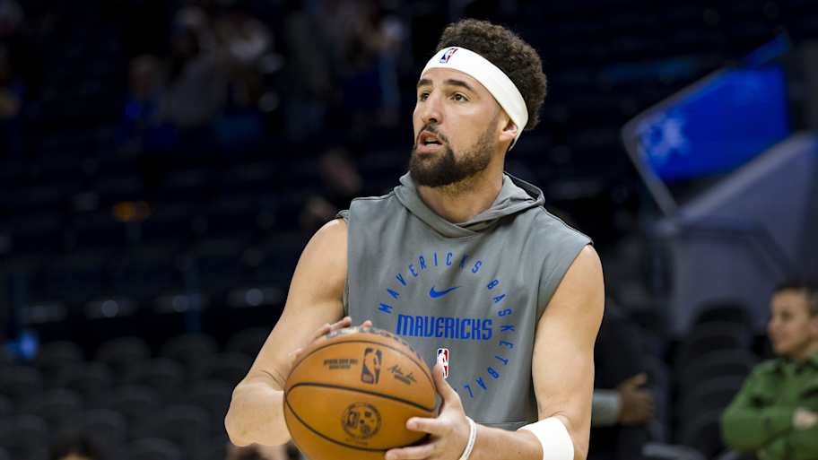 Klay Thompson gives 2022 Warriors championship ring to unsung hero