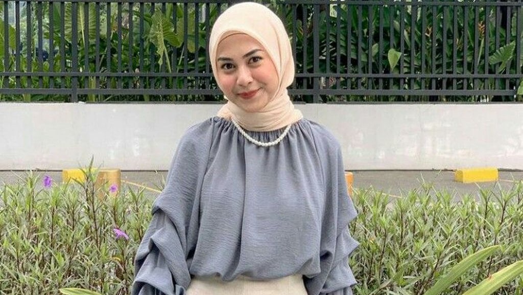 10 Ide Perpaduan yang Selalu Cocok untuk Baju Warna Ivory