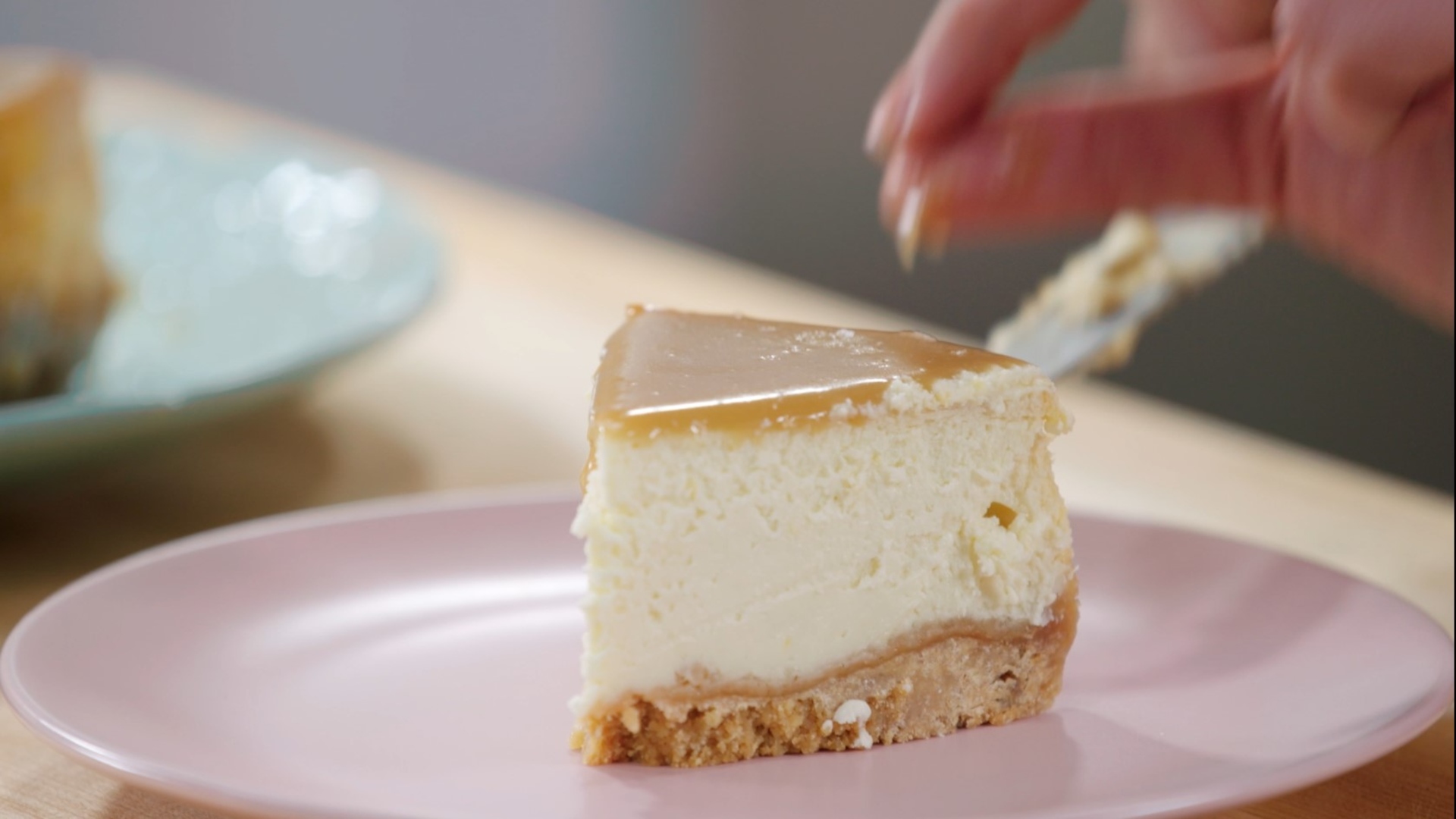 Cheesecake cremoso de caramelo salgado com uma crosta deliciosa