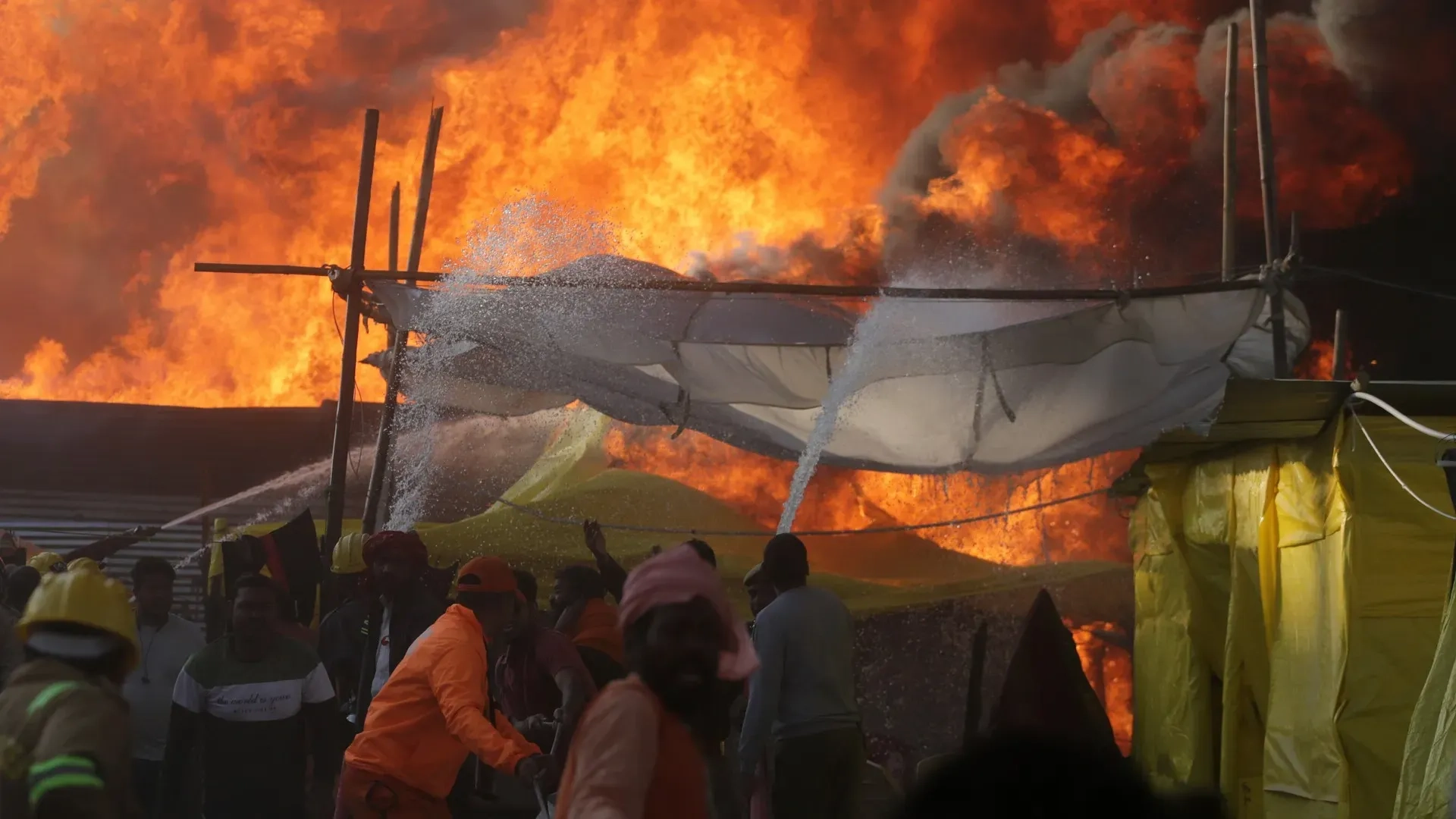 Enorme brand op een paar kilometer van het stadion: de verschrikkelijke ... Enorme brand op een paar kilometer van het stadion: de verschrikkelijke ...