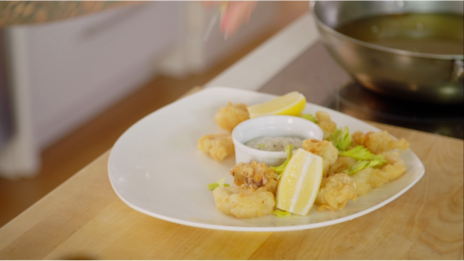 Calamars croustillants enrobés de pâte à la bière et de sauce moutarde
