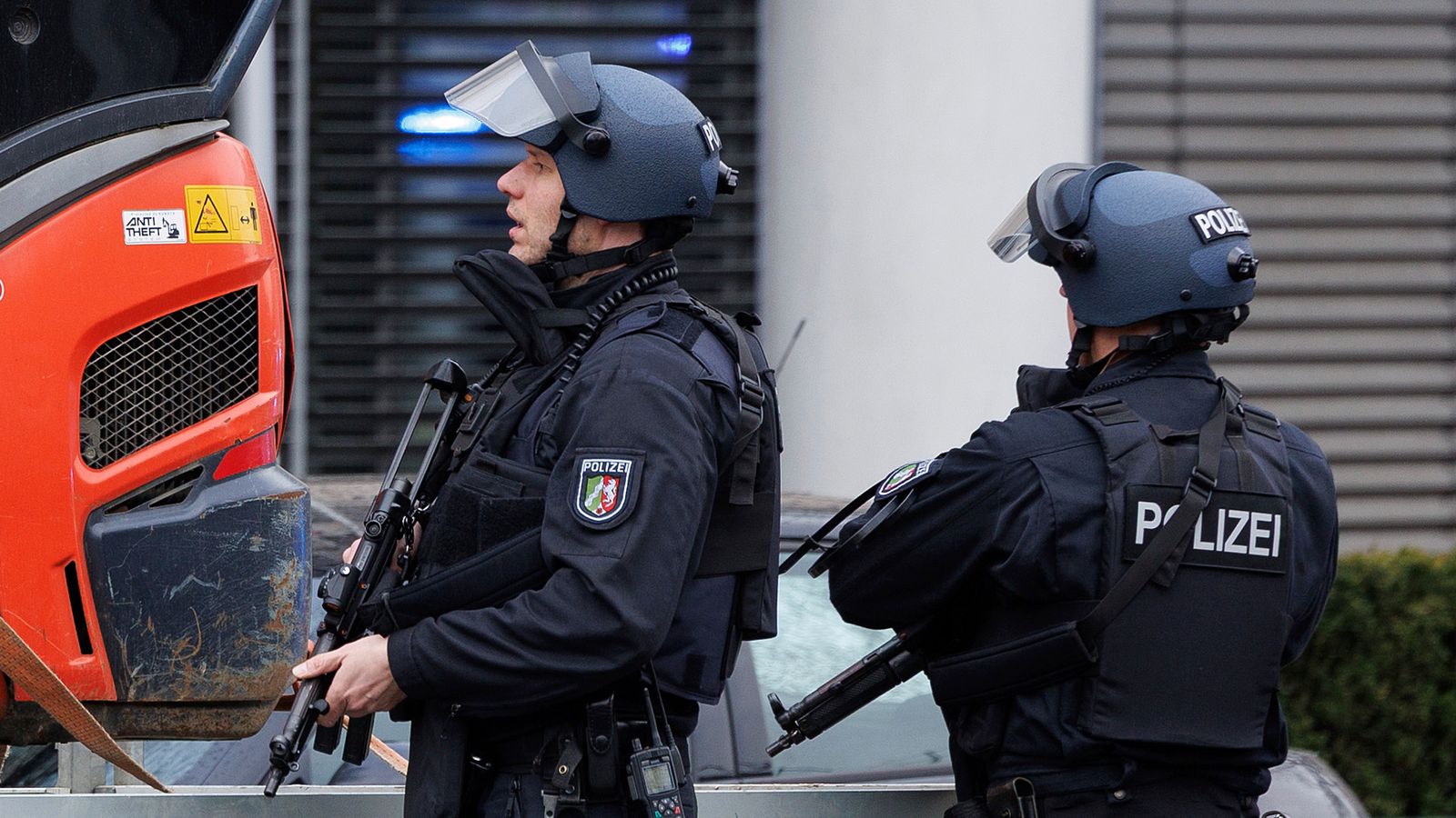 Four injured in shooting near boxer murder trial