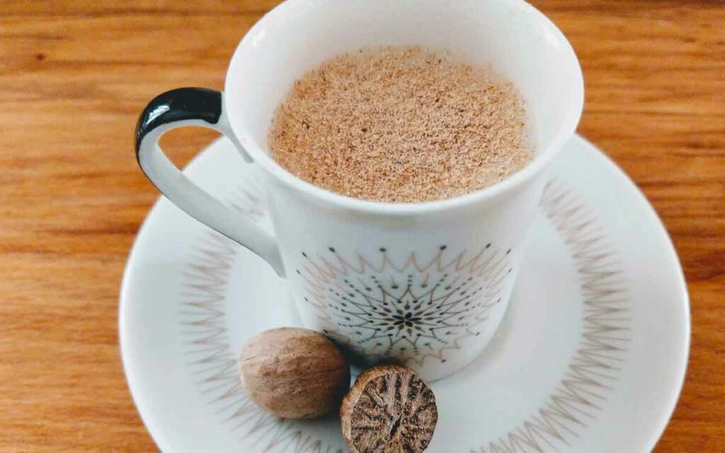 Nutmeg Milk | రోజూ జాజికాయ పొడి క‌లిపిన పాల‌ను రాత్రి పూట తాగండి.. ఏం జ ...