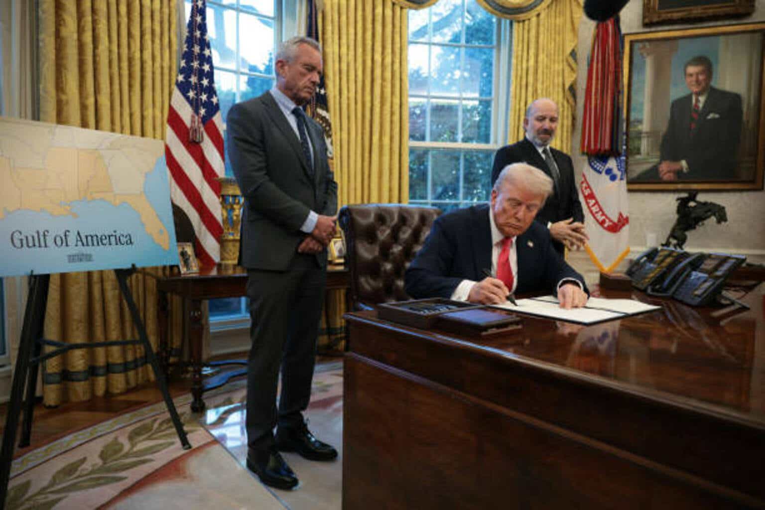 President Trump signs executive order for healthcare price transparency