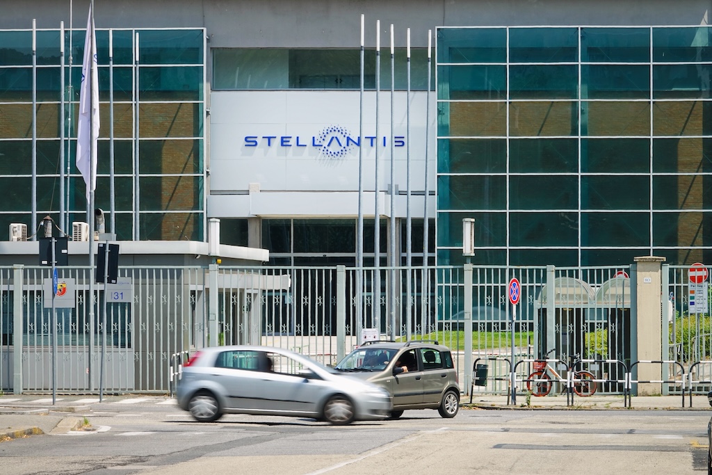 Automobile : Stellantis voit ses bénéfices fondre comme jamais en 2024