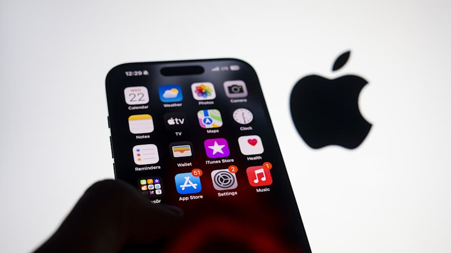 Is Apple secretly linking ‘racist’ and ‘Trump’? Viral glitch sparks ...