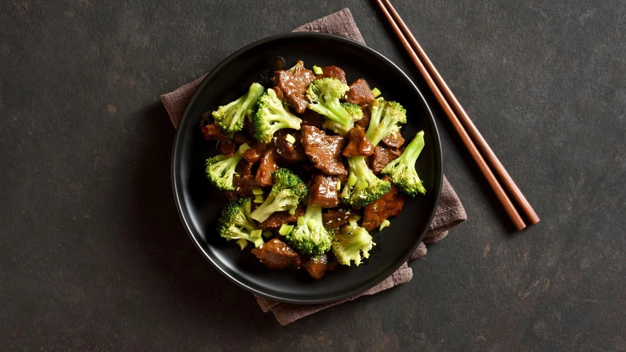 Carne com brócolis e molho de soja: suculento e proteico
