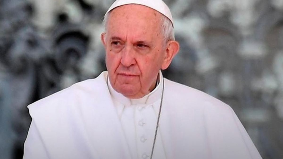 Pope Francis Isn't Bedridden, But in Critical Condition