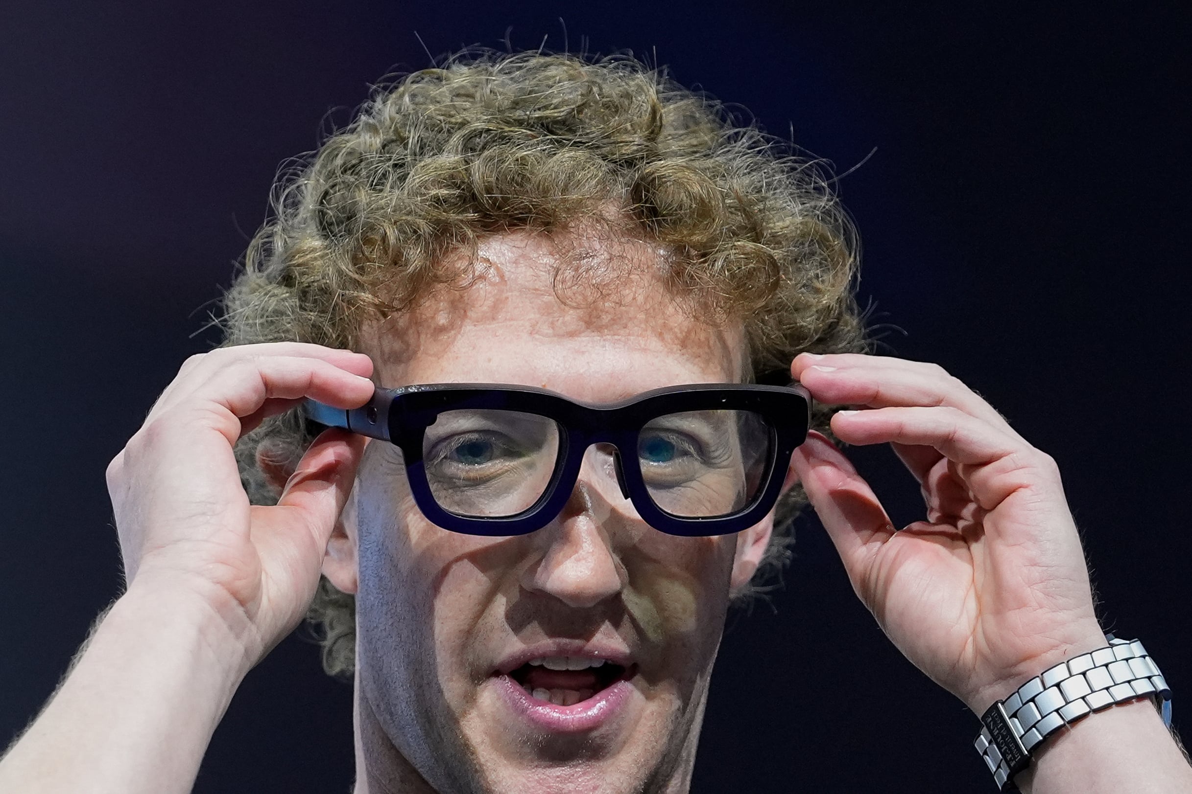 Mark Zuckerberg presume que sus Ray-Ban Meta son capaces de reemplazar ...