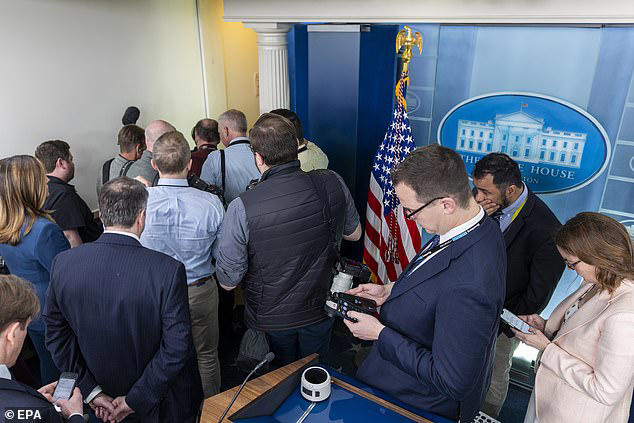 White House kicks HuffPost, Reuters and foreign press out of pool