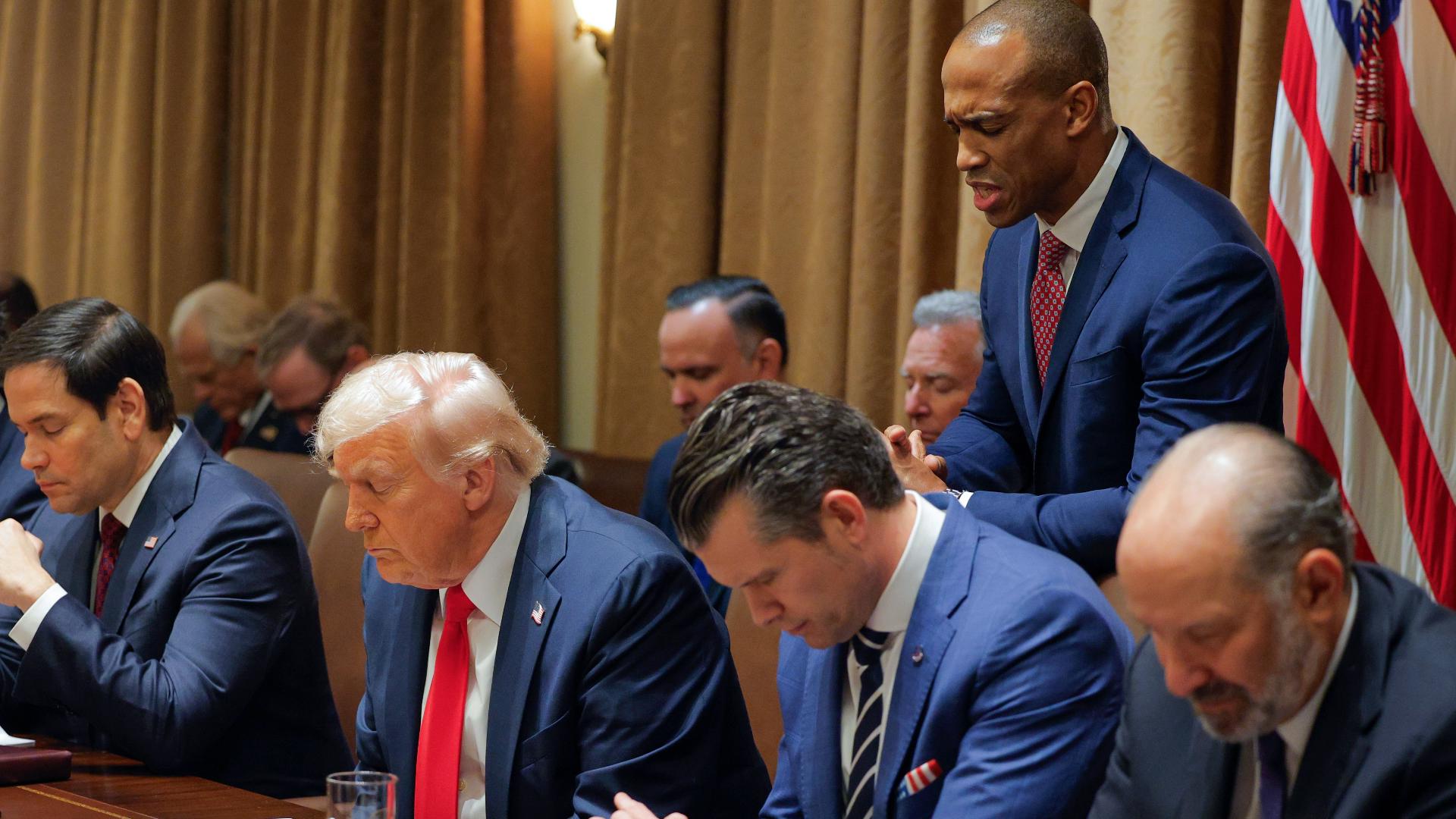 Donald Trump starts first Cabinet meeting with opening prayer from ...