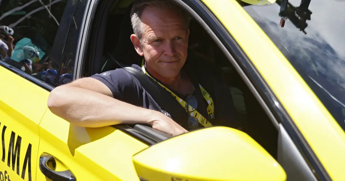 🎥 Wáánzinnig tafereel in Italië: twee fans vallen volgwagen aan van ...