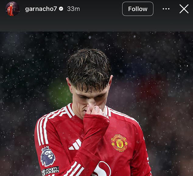 Man United fans boo Ruben Amorim's decision to substitute Alejandro ...