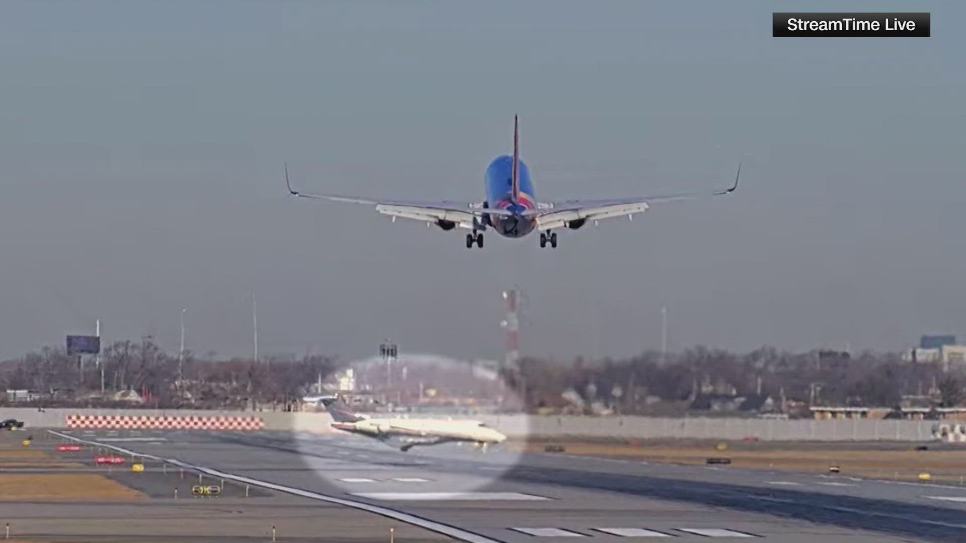 Planes nearly collide on Chicago runway