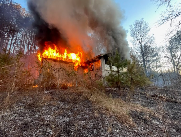 Structures damaged by 8-acre woods fire in Jefferson County