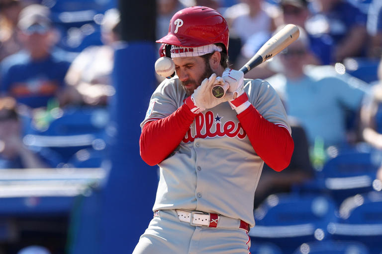 Phillies' Bryce Harper narrowly avoids serious injury