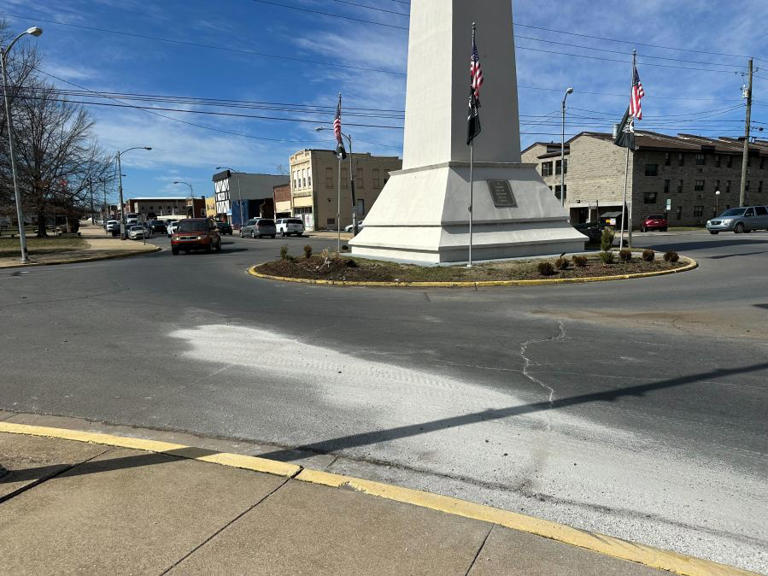 Tractor-trailer crashes into Elizabethton monument cannon