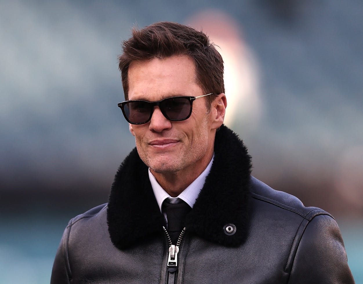 Tom Brady spotted in Raiders coaches booth with headset on during MNF ...