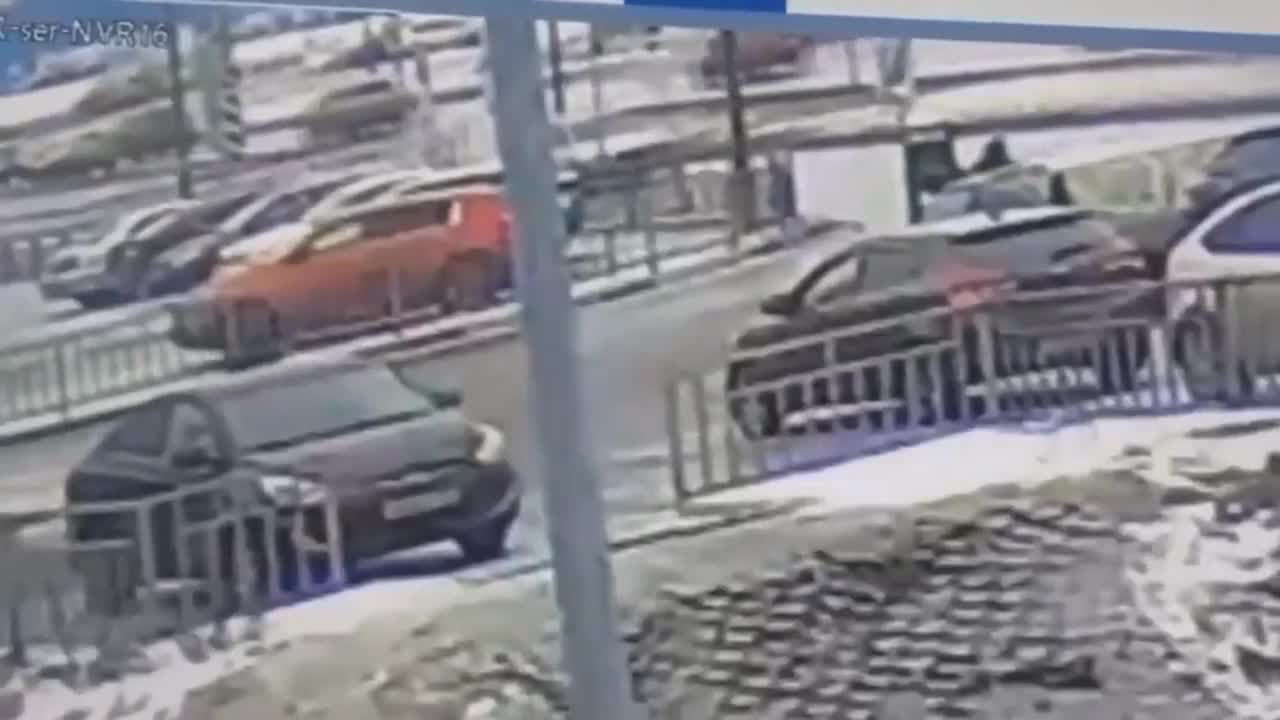 Man survives 10-meter fall into landslide hole in Nizhny Novgorod, Russia