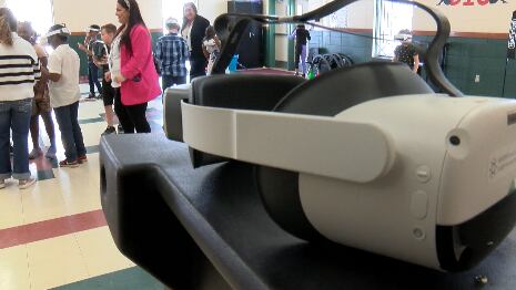 Lumberton students use special goggles to make virtual visit to farm