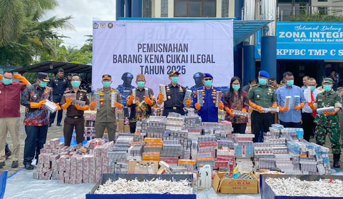 Bea Cukai Sampit Memusnahkan Rokok dan Miras Ilegal Senilai Ratusan Juta