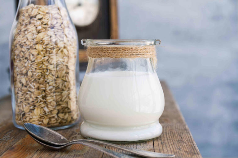 4 Benefits of Oat Milk, Plus Nutrition and Risks