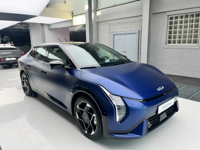 1회 충전으로 533㎞ 달린다…기아 첫 전기 세단 EV4, 베일 벗었다