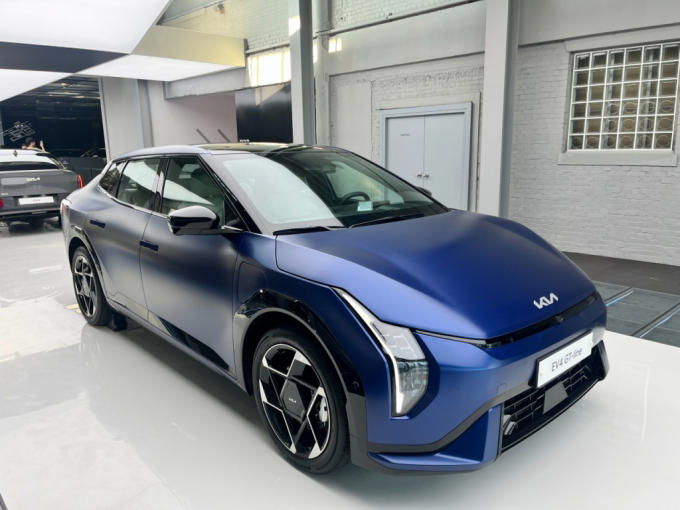 1회 충전으로 533㎞ 달린다…기아 첫 전기 세단 EV4, 베일 벗었다