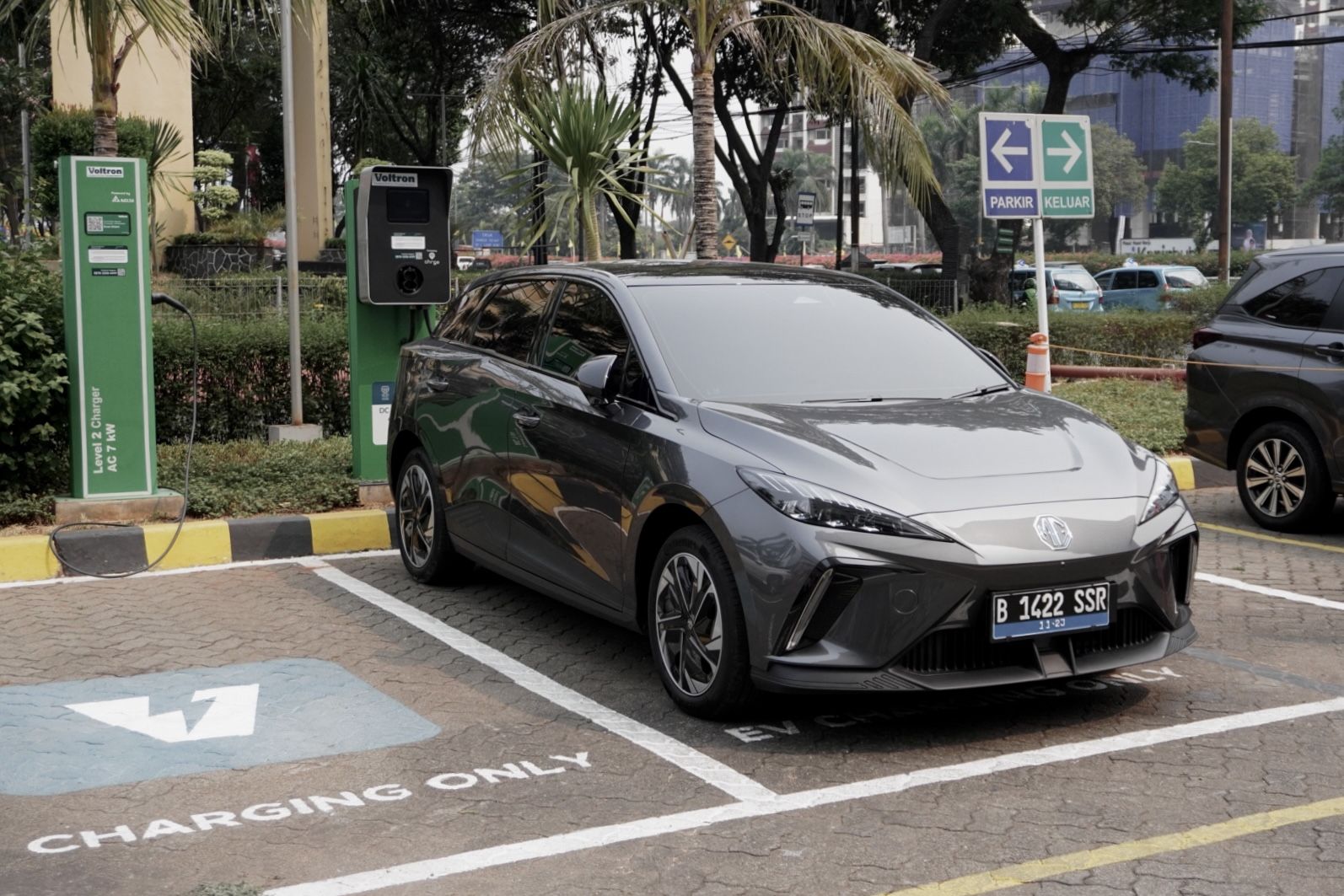 Pengguna Mobil Listrik Senyum Lebar, SPKLU Voltron Siap Hadapi Musim ...