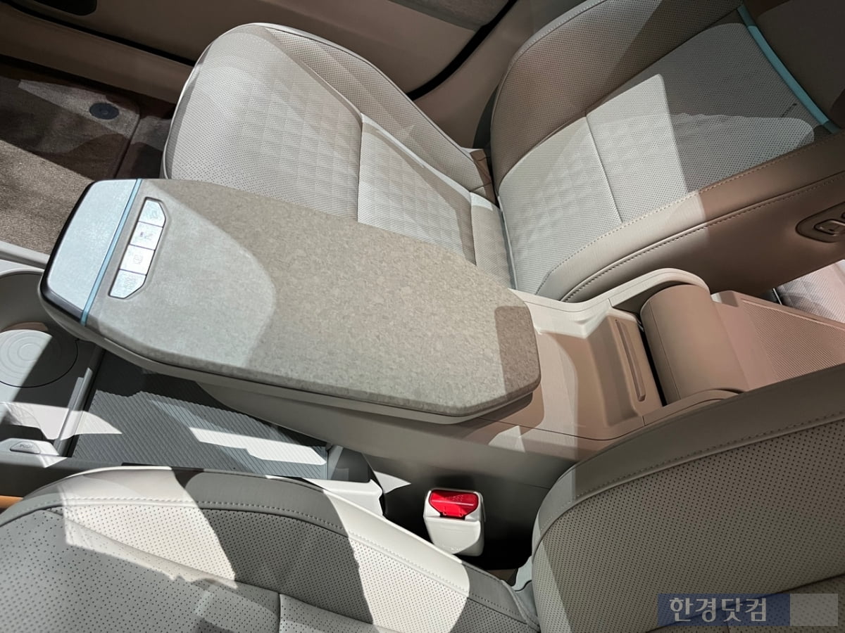 "테슬라 모델3 비켜" 기아, 533km 달리는 'EV4' 첫 공개