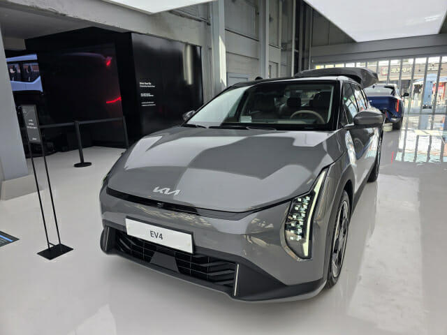 기아 전기 세단 'EV4' 공개..."1~2인 가구 타깃"