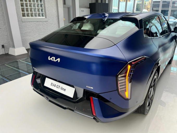 1회 충전으로 533㎞ 달린다…기아 첫 전기 세단 EV4, 베일 벗었다