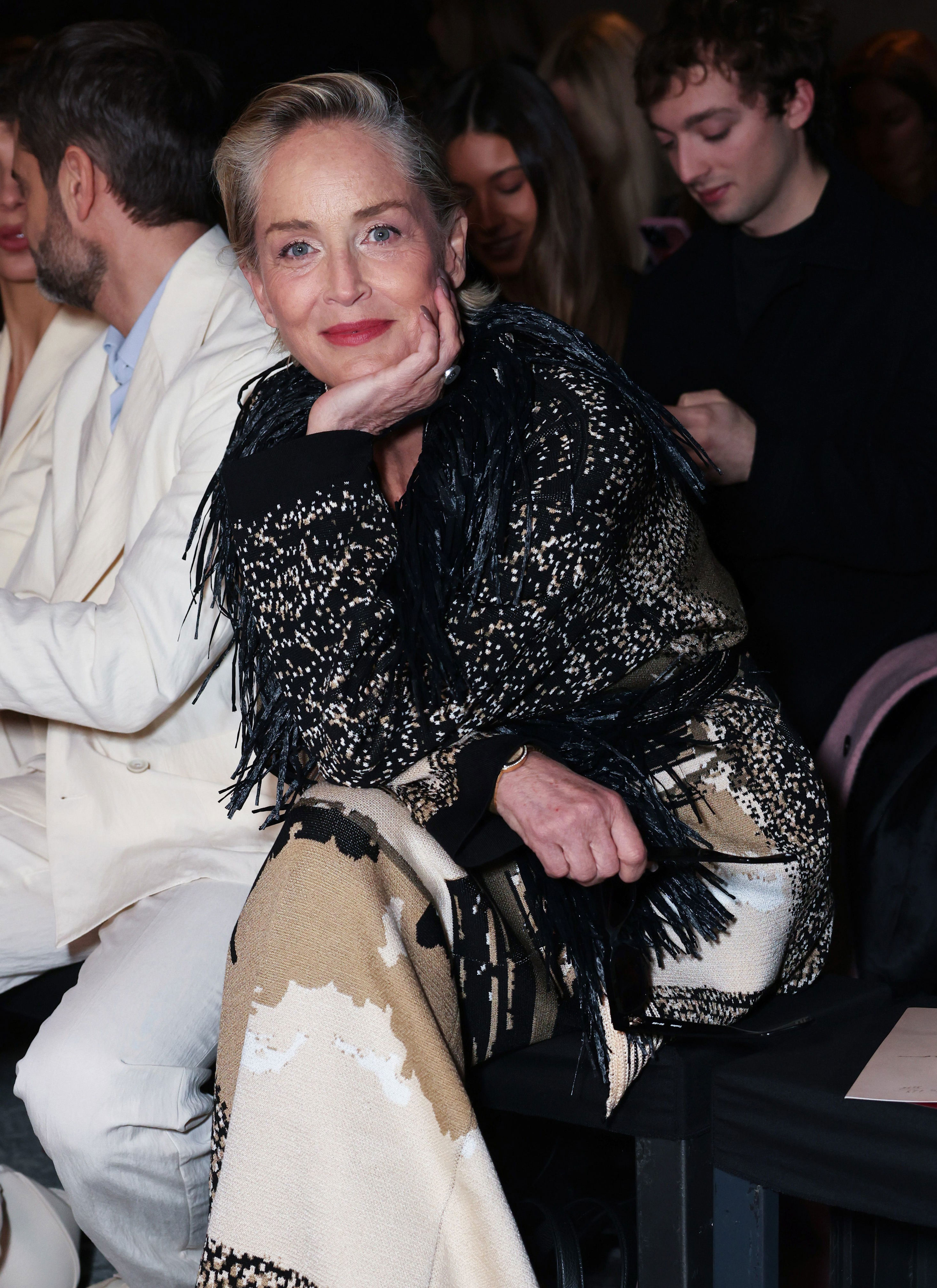 Sharon Stone es TODO belleza con muy poco maquillaje