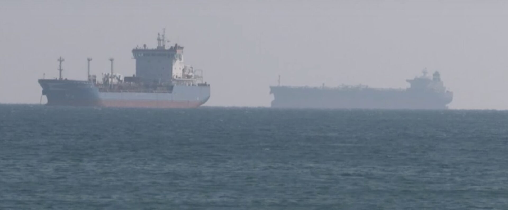 Salta una nave a Savona, la pista della flotta fantasma russa e dei commando ucraini.