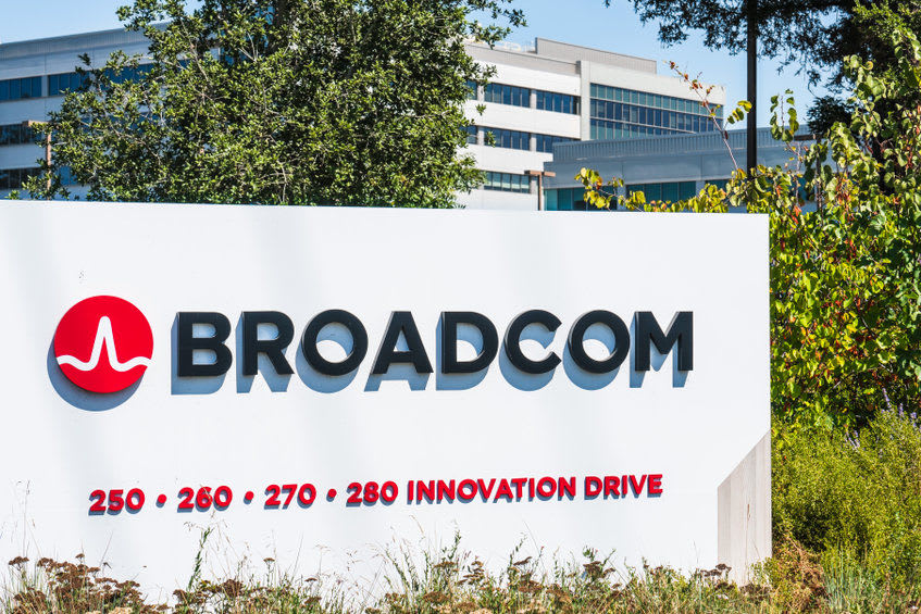 Broadcom stock price has crashed: time to buy the AVGO dip?