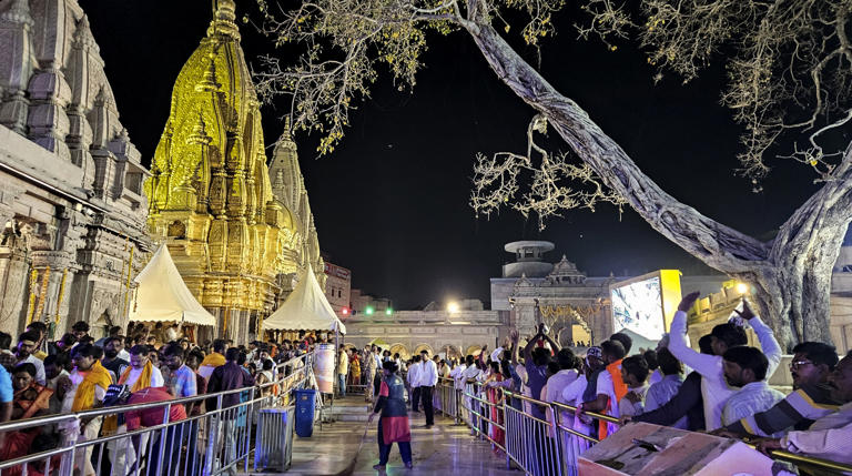 Over 11 lakh devotees offer prayers at Kashi Vishwanath temple on Mahashivaratri