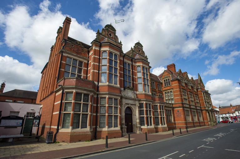 Councillor takes action to publicise domestic abuse figures in the East ...