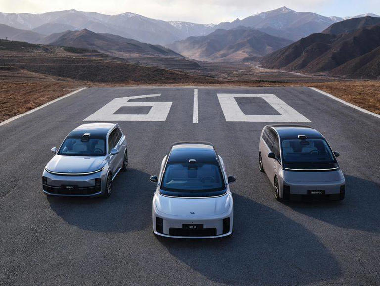 理想i8纯电SUV侧面曝光，设计实用偏MPV，与特斯拉Model X大不同