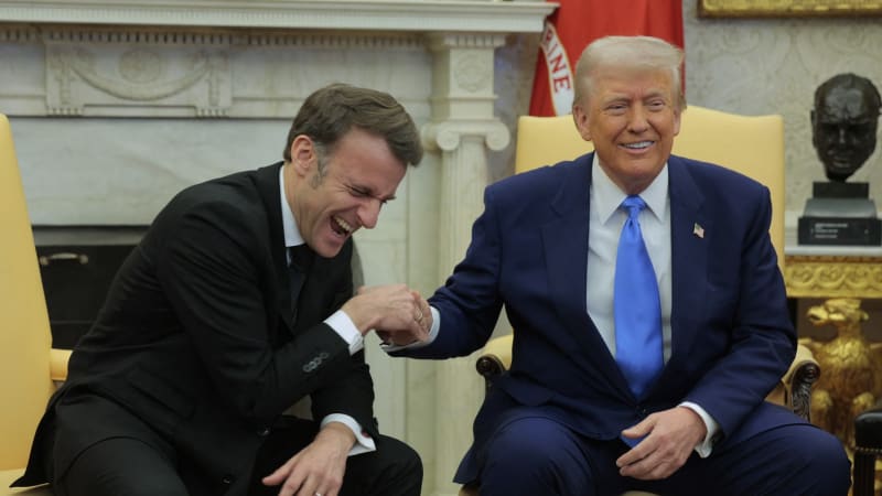 Modřina na Trumpově pravici? Lidé spekulují o jeho zdraví. Podle Bílého ...