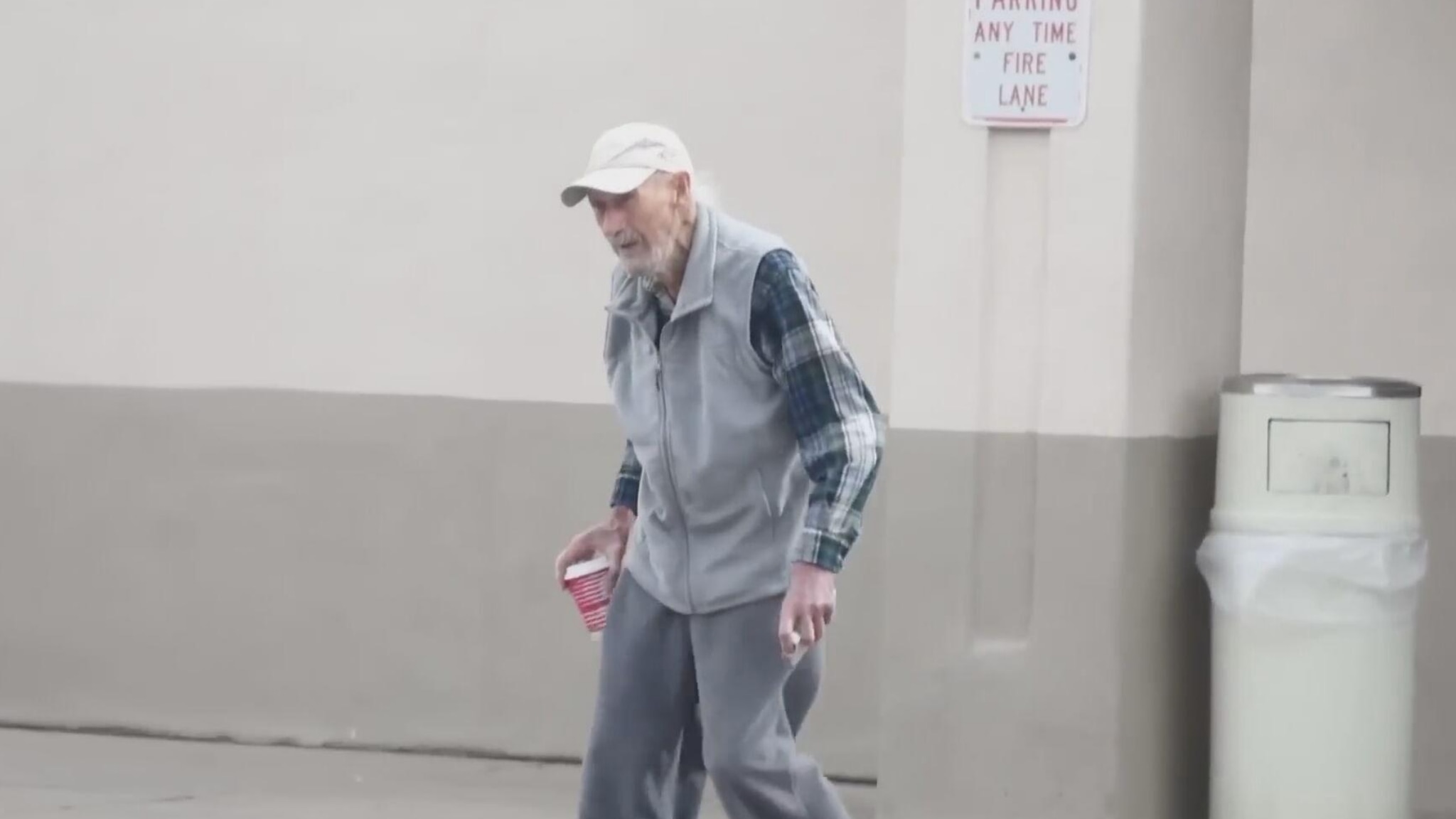 Gene Hackman, il volto scavato, il cappellino da baseball. L'attore è ...